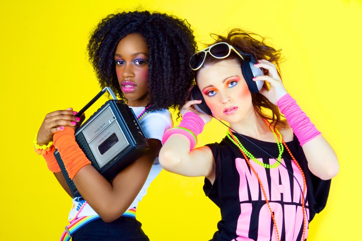 Moda feminina dos anos 80: tendências icônicas que voltaram com tudo