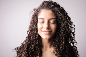 Peles olivas: como escolher as cores certas na maquiagem e nas roupas